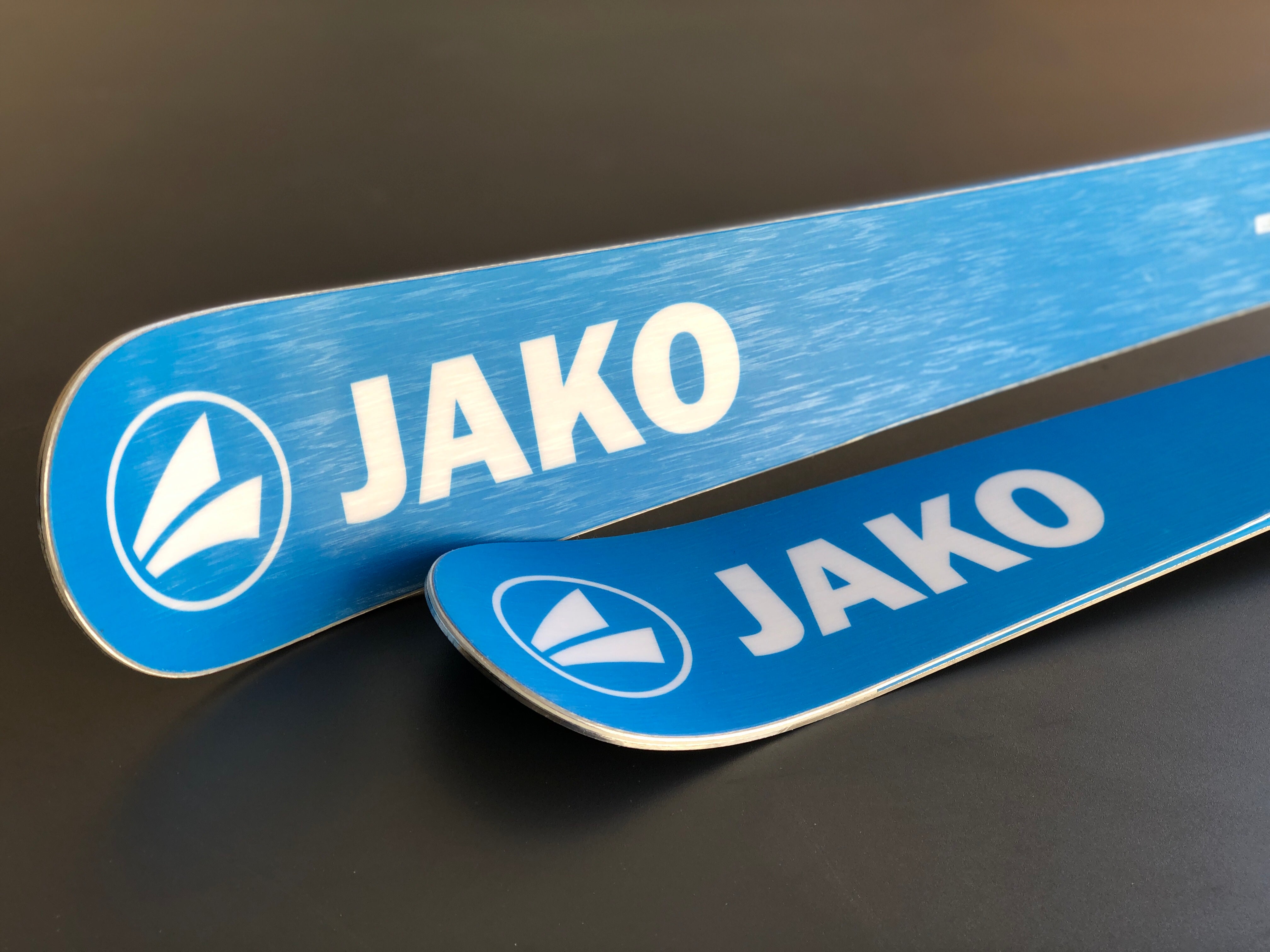 JAKO + LUSTI – Perfekte Teamwear trifft auf massgeschneiderte Ski